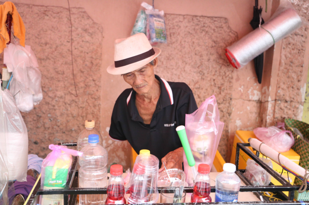 Nearly 80 years old, the famous chè seller in Saigon, it’s only when ...